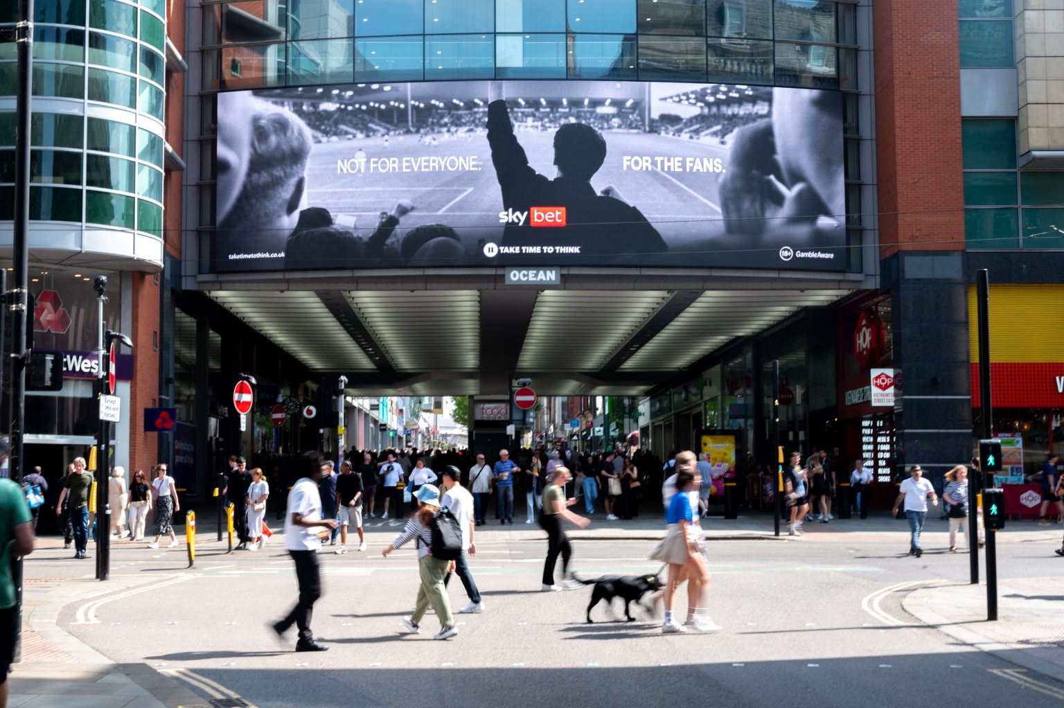 Ocean Outdoor and Absen Unveil New Curved Display at Landmark ...